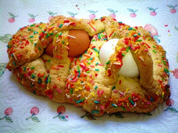 Con l'uovo in grembo ecco la scarcella il dolce pasquale della Puglia